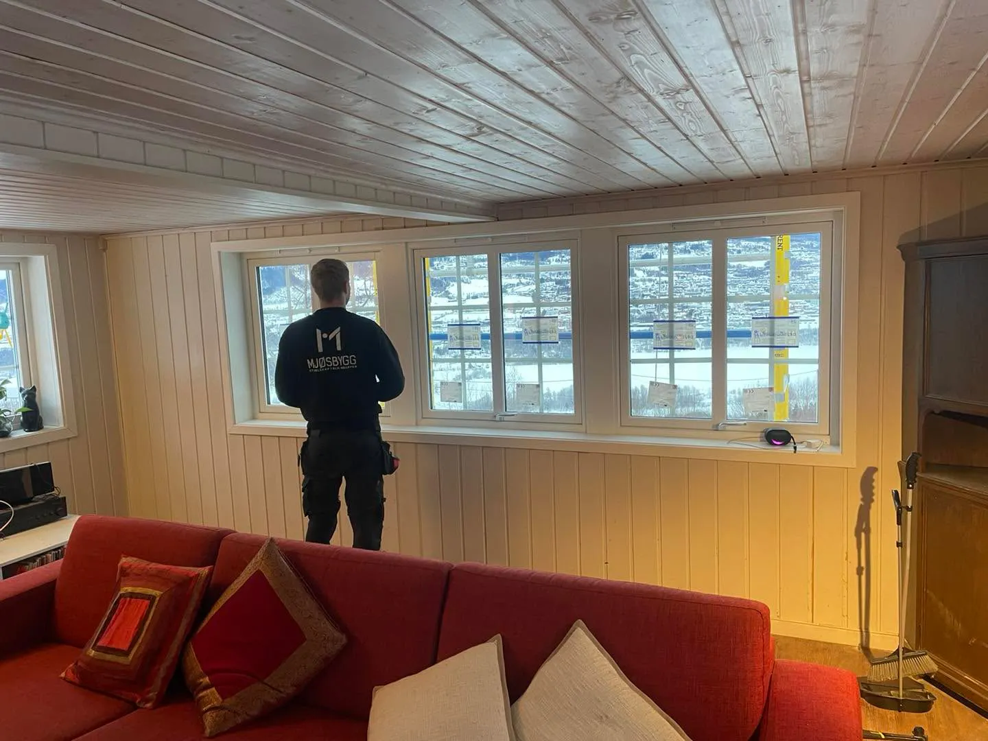 Montering av vinduer på Vingrom | Trygt, tett og stilrent – Mjøsbygg