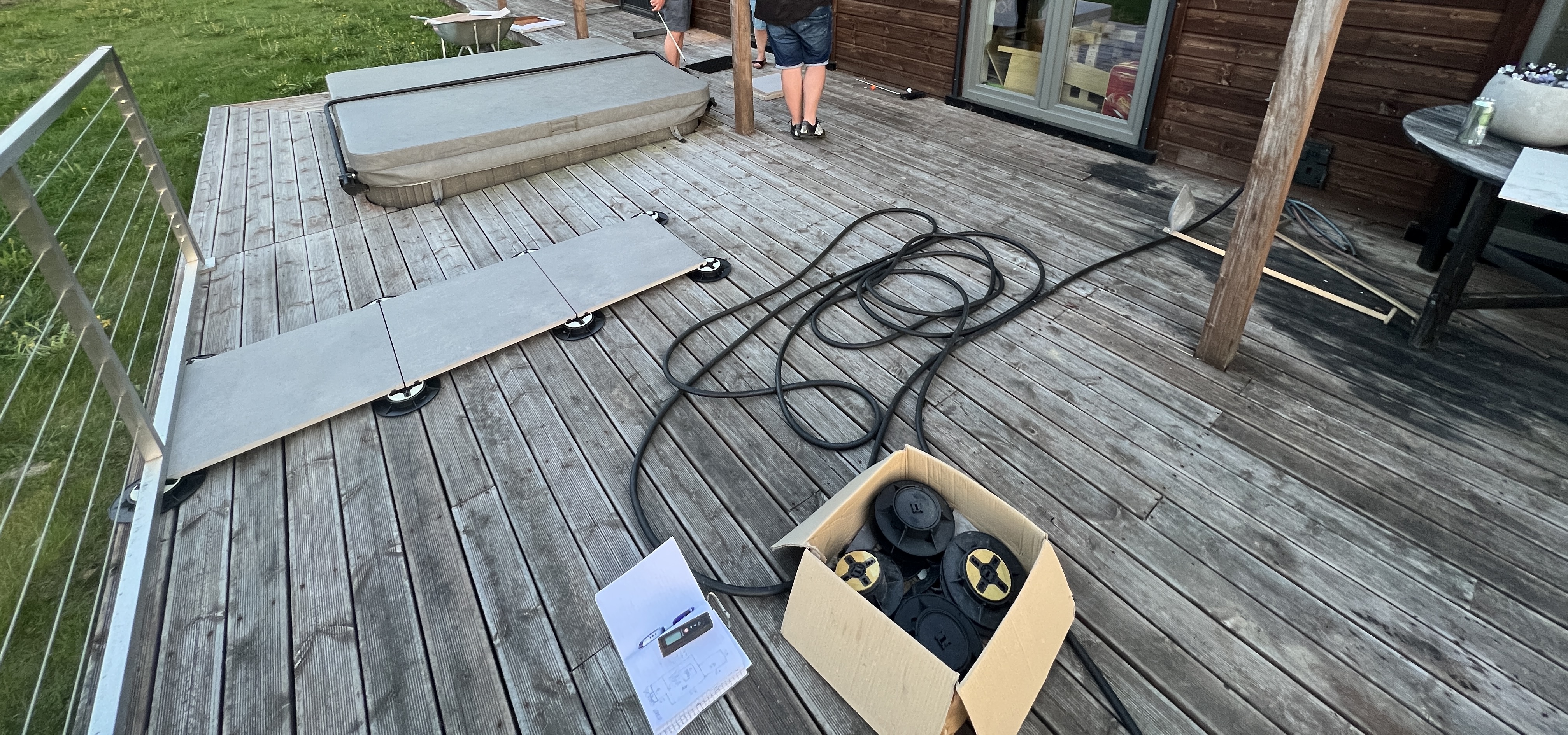 Legging av flisheller på terrasse | Mjøsbygg