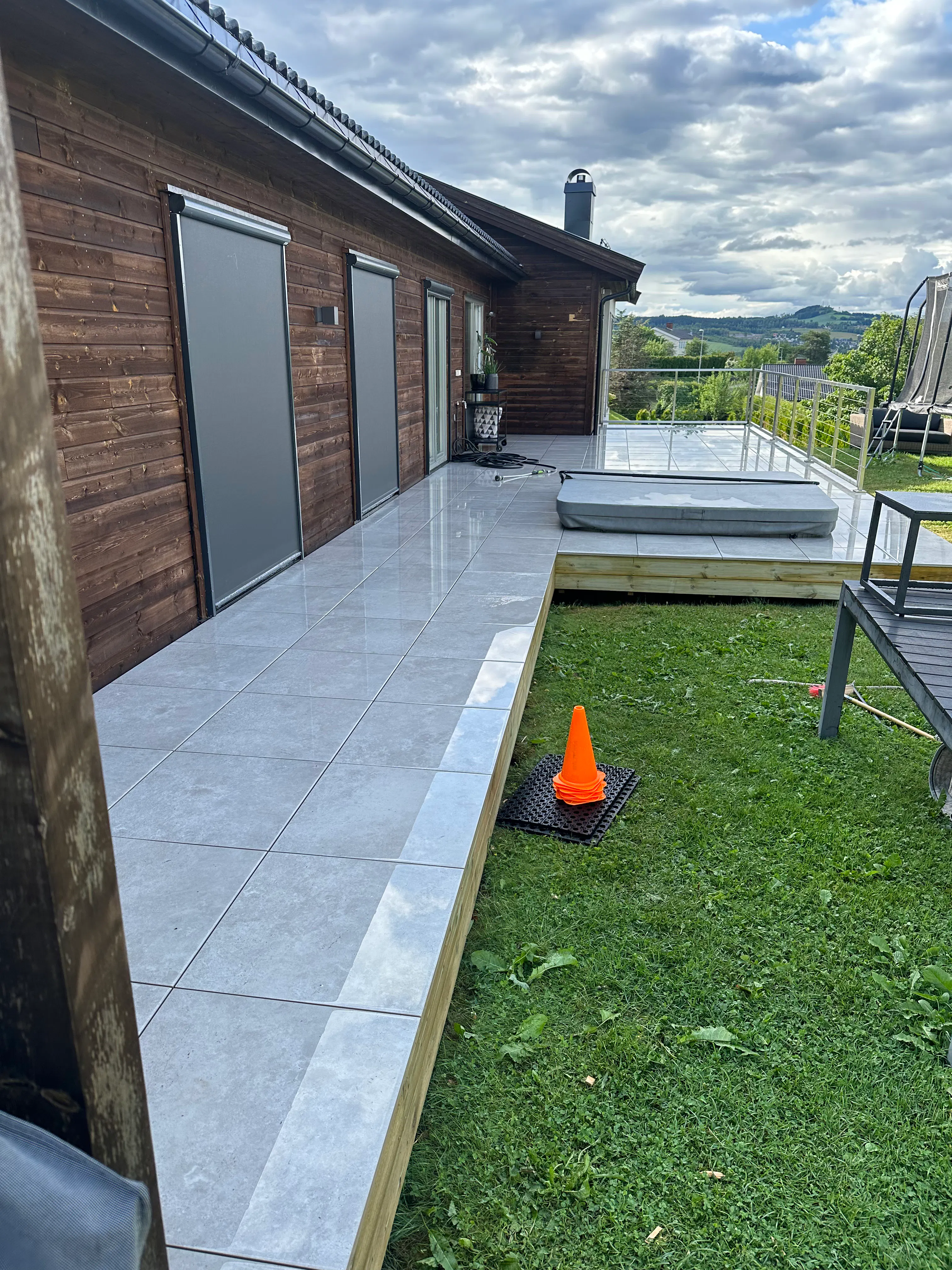 Legging av flisheller på terrasse | Mjøsbygg